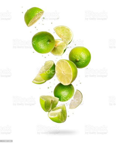 하얀 배경에 고립 된 공기 에 전체 및 슬라이스 신선한 라임 레몬에 대한 스톡 사진 및 기타 이미지 레몬 떨어짐 라임 Istock