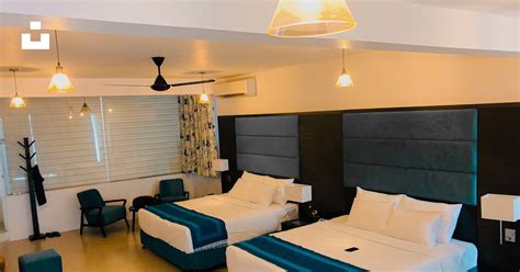 침대에 흰색 침대 린넨 사진 Unsplash의 무료 의자 이미지