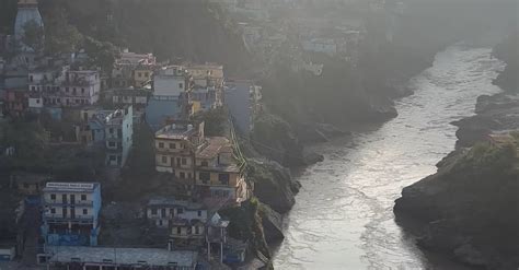 집 밖의 강 강 급류 강둑 강의 건축 경치 경치 좋은 전망 고요한 풍경 골짜기 광야 그림 같은 높은 경치 도시 경관 마운틴 타운 모험 목가적인