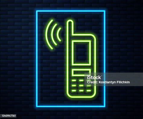 벽돌 벽 배경에 고립 된 무료 Wifi 무선 연결 아이콘과 빛나는 네온 라인 스마트 폰 무선 기술 Wifi 연결 무선 네트워크