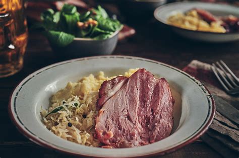 볶은 햄 호크는 소금에 절인 양배추와 으깬 감자와 함께 제공 사우어크라우트에 대한 스톡 사진 및 기타 이미지 사우어크라우트 햄 감자 요리 Istock