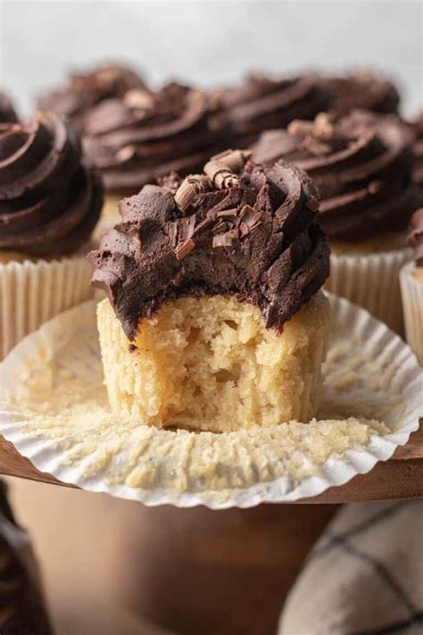 Vanilla Cupcakes With Chocolate Frosting Cookie Dough Diaries