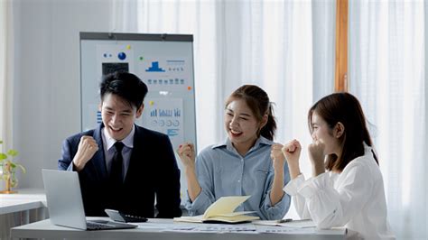 스타트업 마케팅 팀 회의 편안하고 행복한 회의 구현 계획을 위한 브레인스토밍 세션 새로운 세대별 관리 스타트업 회사를 설립하는 아이디어 3 명에 대한 스톡 사진 및 기타