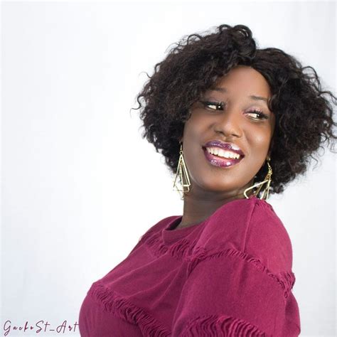 07 Photos Les Nouvelles Photos Chabii Lactrice Fière De Ses Formes Senegal7