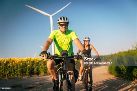 시골 길에서 모험을 즐기는 한 쌍의 산악 자전거 타는 사람의 사진 2명에 대한 스톡 사진 및 기타 이미지 2명 건강한 생활방식 남성 Istock