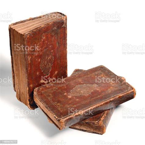 그림자가 있는 흰색 배경에 오래된 가죽 제본 책 토라 연구 교육과 종교 개념 선택적 초점 복사 공간 갈색에 대한 스톡 사진 및 기타 이미지 Istock