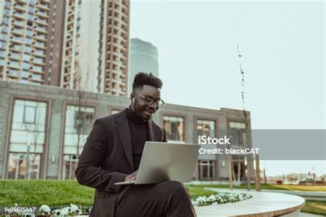 젊은 아프리카 계 미국인 사업가가 벤치에서 노트북에서 부담없이 일합니다 20 29세에 대한 스톡 사진 및 기타 이미지 20 29세 글로벌 비즈니스 글로벌 커뮤니케이션