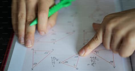 종이에 글을 쓰는 사람의 클로즈업 사진 Unsplash의 교과 과정 이미지