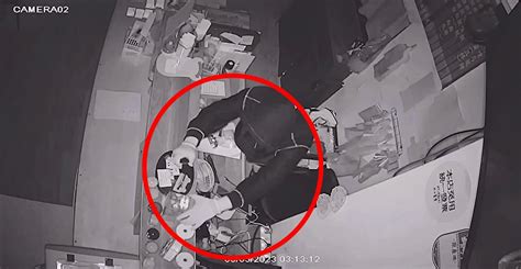 蒙面笨賊警局旁行竊 闖餐廳偷捐款箱僅得手150元秒遭逮 社會 三立新聞網 Setncom