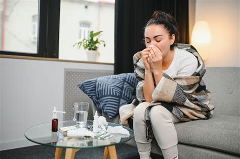 의료 감기 알레르기 및 사람들의 개념 아픈 여자가 집에서 종이 티슈에 콧물을 날리고 있다 감기와 독감에 대한 스톡 사진 및 기타 이미지 Istock