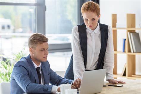 현대 사무실에서 노트북으로 프로젝트를 논의 하는 성공적인 팀 기업 문화에 대한 스톡 사진 및 기타 이미지 기업 문화 기업 비즈니스 남성 Istock