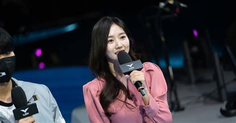 [포토] 디플러스 선수 인터뷰하는 윤수빈 아나