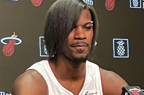 Nba Jimmy Butler Si Presenta Al Media Day Con Un Look Emo