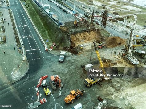 도심에 다리 건설 콘크리트 블록에서 새로운 육교 건설 아스팔트에 표시 자동차 및 보행자를위한 노면 건설 0명에 대한 스톡 사진 및 기타 이미지 Istock