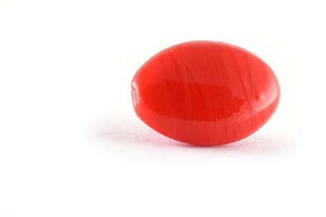 흰색 배경에 빨간색 구슬을 닫습니다 타원형 모양 구슬 배경 또는 구슬의 질감 매크로 패션 의류를 마무리에 사용 비드 목걸이 또는 패션 여성을위한 구슬의 문자열을 확인합니다