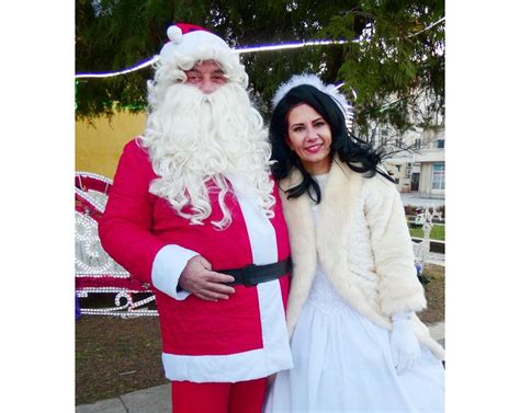 За да зарадват най малките Дядо Коледа и Снежанка пристигат в Лом