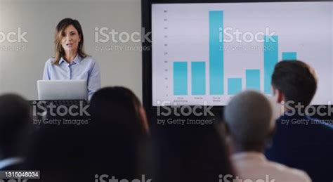 컨퍼런스 중 프리젠 테이션을 제공하는 성숙한 사업가의 샷 프리젠테이션 연설에 대한 스톡 사진 및 기타 이미지 프리젠테이션 연설 연설가 여자 Istock