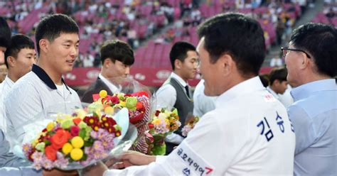 [사진]부모님께 감사 꽃다발 전달하는 Kia 신인 김유신