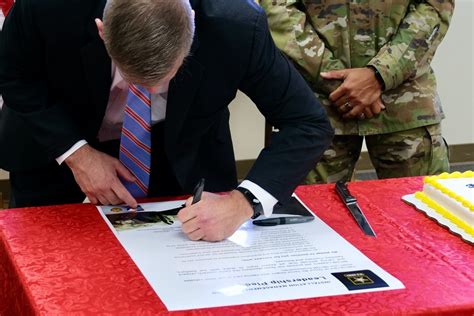 Imcom Pacific Celebrates 20 Years Enabling Army Readiness Leaders Sign Pledge Article The