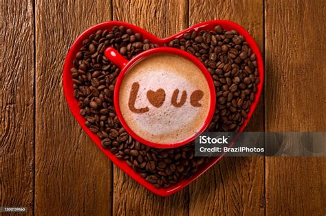 오래된 나무 배경에 장식 된 커피와 심장 모양의 레드 컵과 커피 접시 맨 위 보기 영어로 커피로 쓰여진 사랑 모양 0명에 대한 스톡 사진 및 기타 이미지 Istock