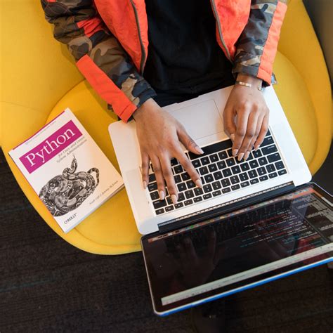 Liệu việc sử dụng tốt Python là lợi thế cạnh tranh của Data Analyst trong công việc