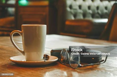 카페의 나무 테이블에 안경과 안경이 있는 키가 큰 흰색 커피 잔 갈색에 대한 스톡 사진 및 기타 이미지 갈색 감정 근거리 초점 Istock