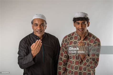 해골 모자를 쓴 아버지와 아들이 하얀 배경 위에 인사를 하고 있다 소년에 대한 스톡 사진 및 기타 이미지 소년 십대 소년 인도 인도아 대륙 Istock