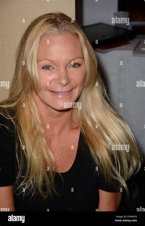 Raye Hollitt S Instagram Twitter Facebook On Idcrawl