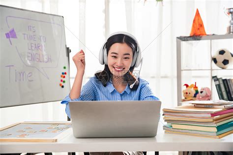 青年女人在线直播教育高清图片下载 正版图片507654084 摄图网