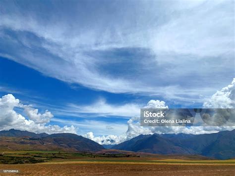 남미 페루의 들판과 산 위로 하늘에서 놀라운 구름 풍경 인상적인 구름 안데스 산맥의 장엄한 풍경 0명에 대한 스톡 사진 및 기타 이미지 Istock