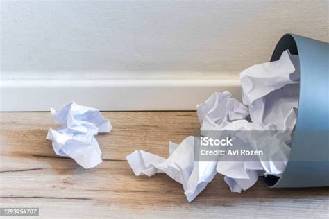 종이 쓰레기 구겨진 종이가 재활용 쓰레기통에 떨어지고 바구니 통에 던져졌으며 사무실 쓰레기통에 쓰레기통이 넘쳐흐르는 오래된 나무 배경 면보기와 복사 공간 0명에 대한 스톡