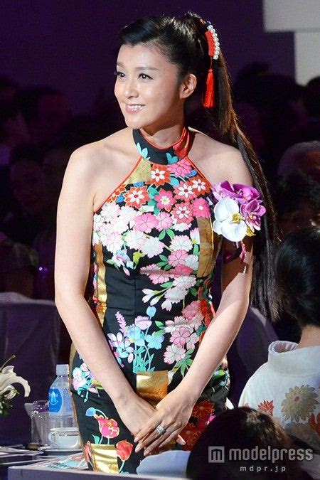 藤原紀香、背中ざっくりsexyドレスで登場 モデルプレス