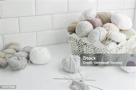 뜨개질을위한 니트 된 어린이 옷과 액세서리 바느질과 뜨개질 취미와 창의력 어린이를위한 니트 손으로 만든 취미와 창의력 0명에 대한 스톡 사진 및 기타 이미지 Istock