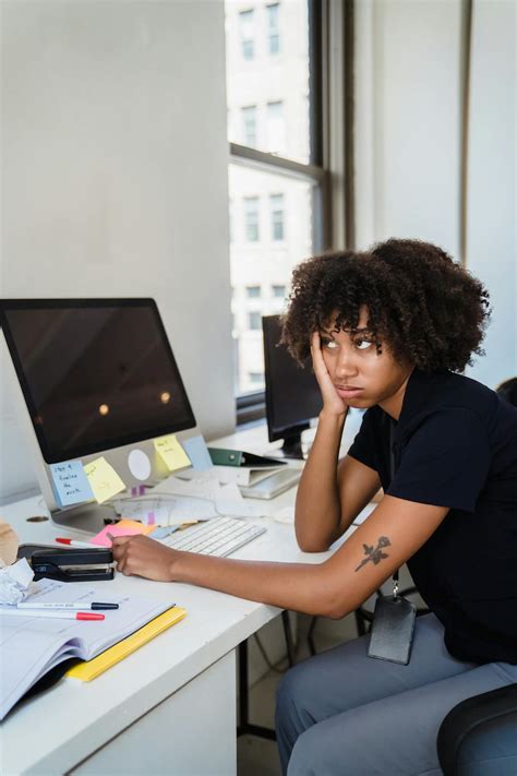 건물보기 검은색 기술 사용 낮 당황 도시 설정 도시 전망 모니터 문신 비즈니스 복장 사무 사무실 사무실 조명 사무실 환경 사무용품 사색 중인
