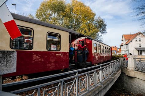 하르츠 산맥 지역의 증기 기관 열차 화창한 날 기차역 근처의 오래된 복고풍 빈티지 증기 기관차 기차 굴뚝에서 나오는 흰 연기