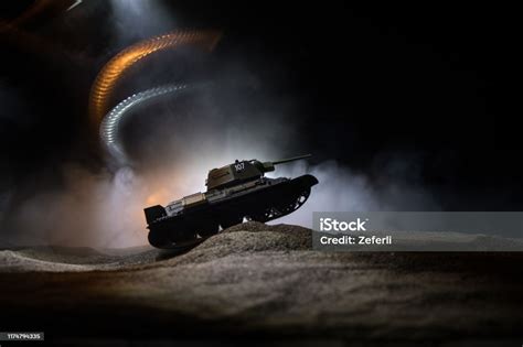 전쟁 개념 군사 실루엣 전쟁 안개 하늘 배경에 장면 싸움 밤에 흐린 스카이 라인 아래 장갑 차량의 실루엣 공격 장면 탱크 전투 공격성에 대한 스톡 사진 및 기타 이미지