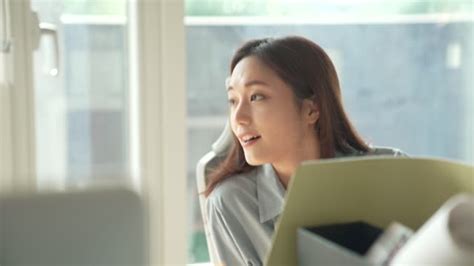 한국 비즈니스 회사 사무실 대화 나누는 젊은 비즈니스우먼 모습 동영상 Jkr221664 게티이미지뱅크