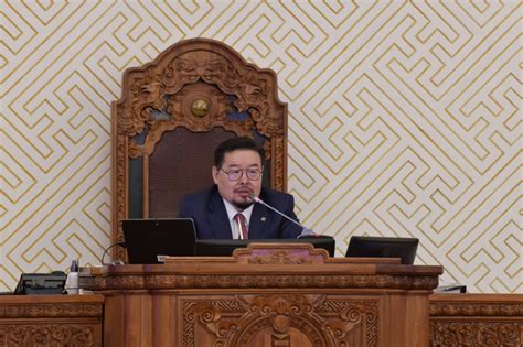 Энд тэнд цүнх баригч нараа дүүргээд төрийн албаны нэр хүндийг унагаж байна