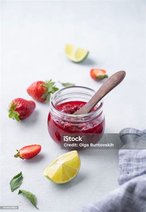 신선한 딸기와 밝은 배경에 항아리에 딸기 잼 집에서 만든 맛있고 건강한 통조림 식품의 개념 0명에 대한 스톡 사진 및 기타