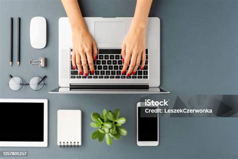 Накладные Выстрел Руки Женщины Работающие На Ноутбуке На Сером Столе С Аксессуарами Офисный