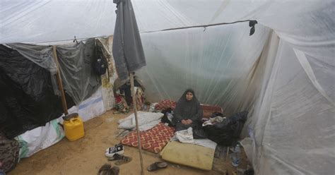 비닐 천막 안에 앉아 있는 팔레스타인 여성