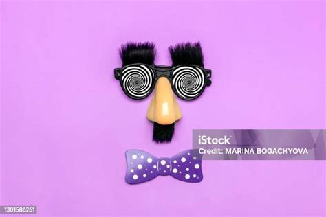 재미있는 얼굴 가짜 안경 코와 콧수염 색종이 보라색 배경 해피 바보 하루 개념 1 일 4 월 파티 휴일 카드에 스팽글 만우절에 대한 스톡 사진 및 기타 이미지 Istock