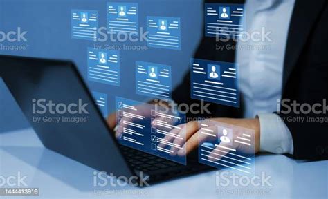 직원은 온라인 설문 조사 양식을 작성하고 테스트 질문에 답해야합니다 클립보드에 표시된 검사 목록 인적 자원 및 관리 개념 제어에 대한 스톡 사진 및 기타 이미지 Istock