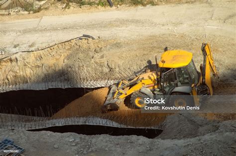 고층 건물의 건설에 모래 경력에서 일 굴 삭 기의 공중 전망 기계 기술 기초에 대 한 모래를 정렬합니다 산업 배경입니다 개발에 대한 스톡 사진 및 기타 이미지 Istock