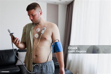 심장 모니터가있는 젊은 남자 심장의 작업에 대한 연구 심장학 홀터 모니터 의료 진단 건강 관리 병원 심전도 센서 심전도 및 혈압 측정 가정 생활에 대한 스톡 사진 및 기타
