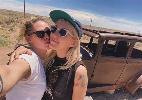 크리스틴 스튜어트 약혼 4년 만…동성 연인과 결혼 [da 할리우드]