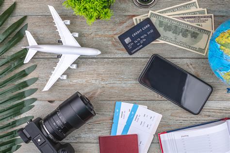 나무 배경에 비행기 여행 액세서리의 레이아웃 위쪽 보기 0명에 대한 스톡 사진 및 기타 이미지 0명 개념 개인 장식품 Istock