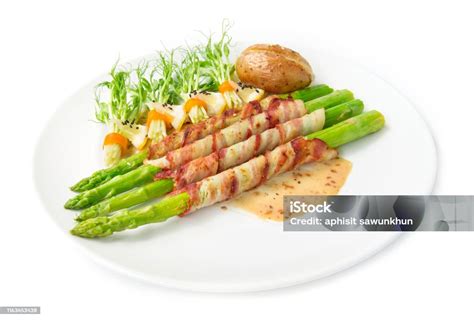 베이컨 싸인 아스파라거스와 사세미 소스 완두콩 새싹 롤 칠리 샐러드 블랙 사세미 장식 베이크 포테이토 체다 치즈 사이드 뷰 흰색