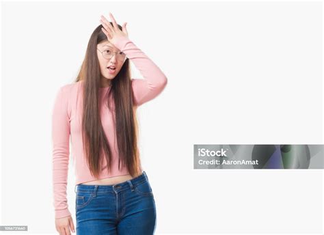 실수에 대 한 머리에 착용 하는 안경 손으로 놀된 격리 된 배경 위에 젊은 중국 여자 기억 오류 깜 빡 나쁜 메모리 개념 가을에