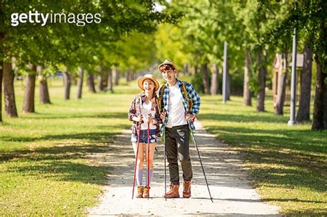 한국인 여성 남성 커플 인간관계 하이킹 아웃도어 걷기 산책길 보행로 휴식 여유로운주말 레저활동 미소 이미지 Jv11104620 게티이미지뱅크